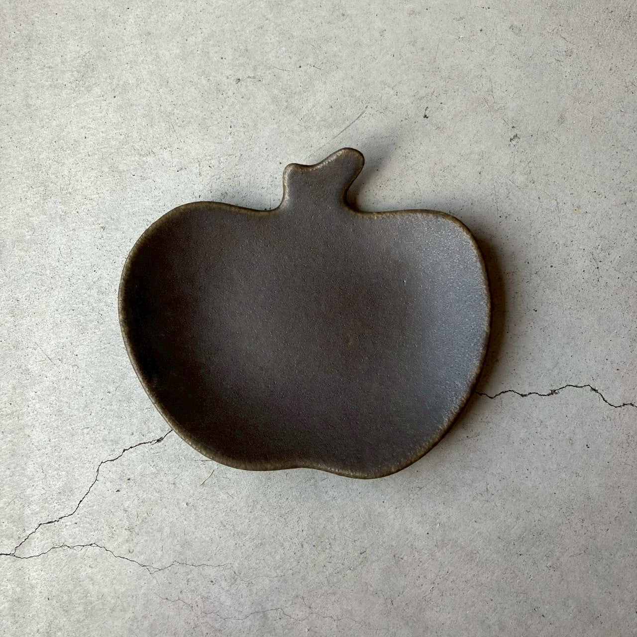 Large apple plate with rust glaze | Furuya Pottery (Shigaraki ware ...